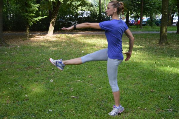 Istezanje u trkača: Pogledajte 10 vježbi za dinamičko istezanje i ...